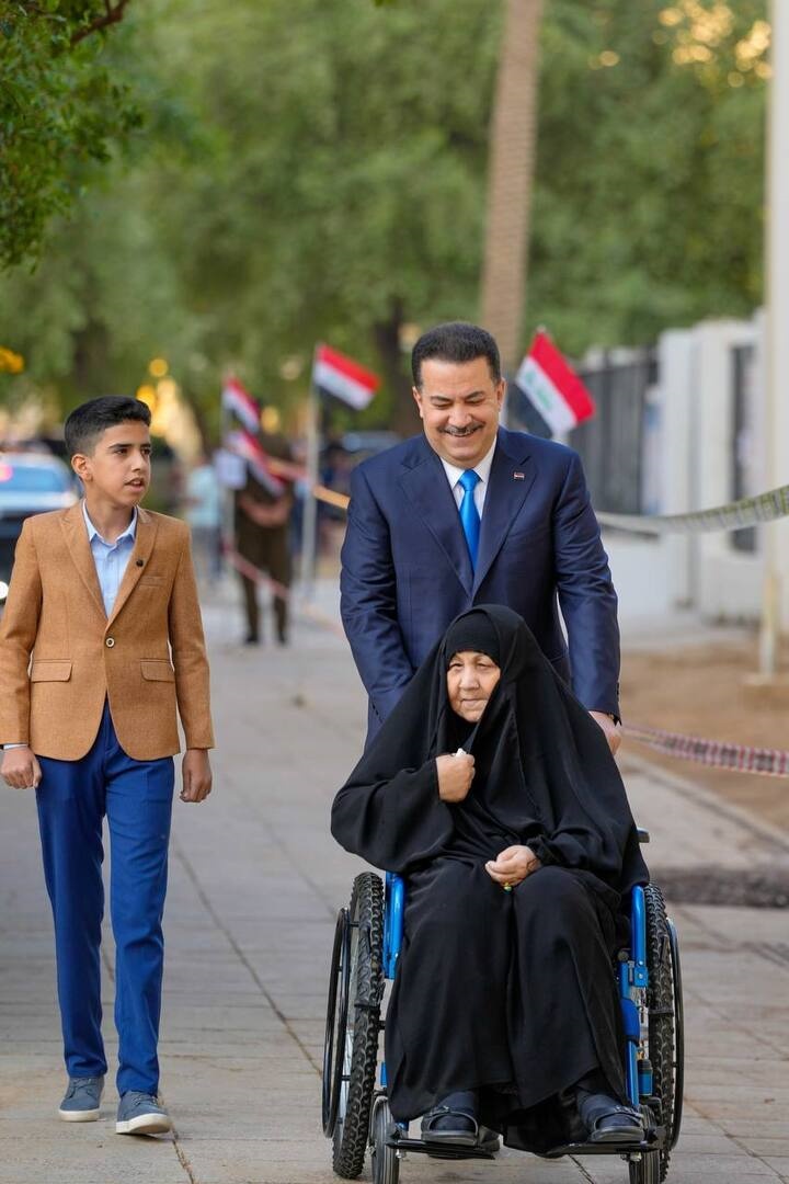 السوداني يصوت في الانتخابات رفقة والدته (فيديو)