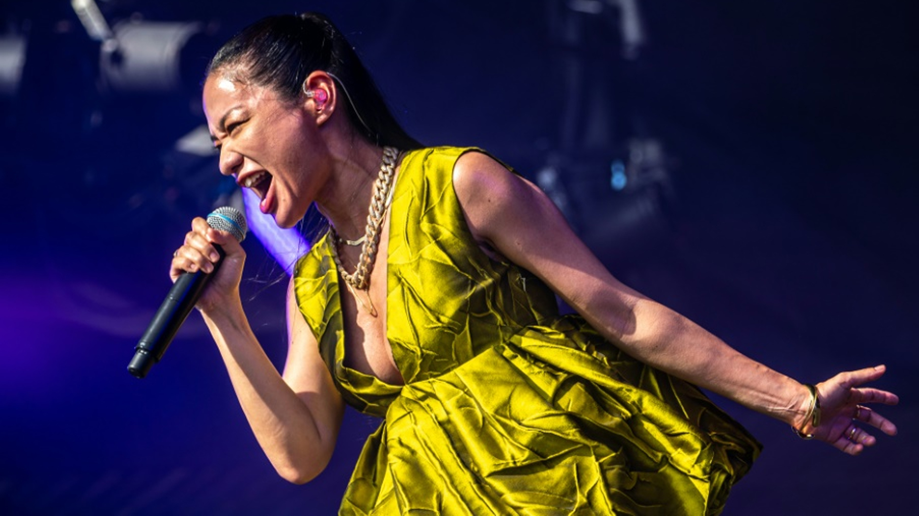 "ايه ويتش" تأثرت بالأميركيين في أوكيناوا وأصبحت نجمة موسيقى الهيب هوب ...