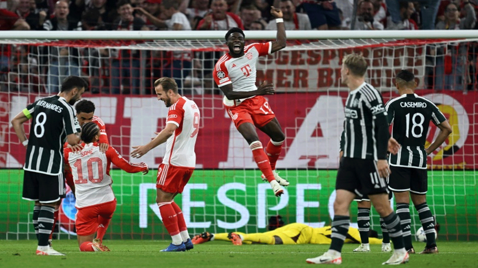 دوري أبطال أوروبا بايرن ميونيخ يزيد محن يونايتد المثقل محليًا